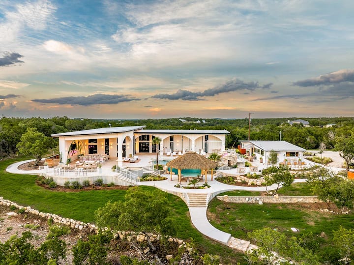 Sleeps 45 - Luxe Resort, Pool, Huge Game Room, Bar - Dripping Springs, TX