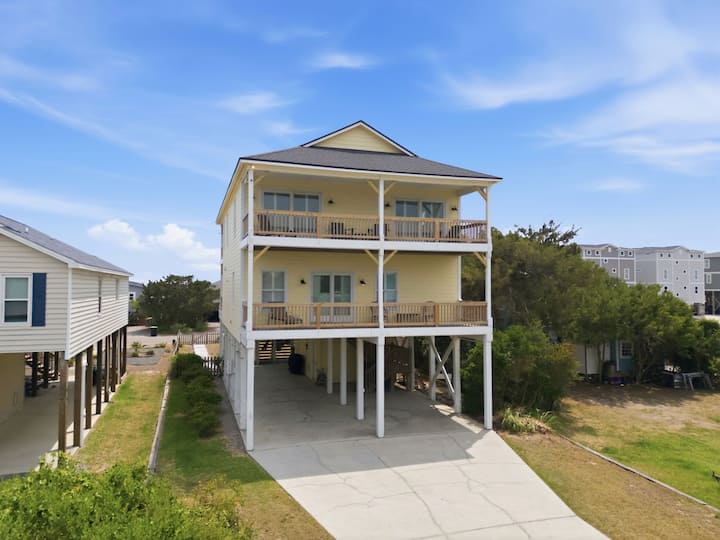 Steps From Beach W/ Ocean Views And Fresh Updates - Oak Island, NC