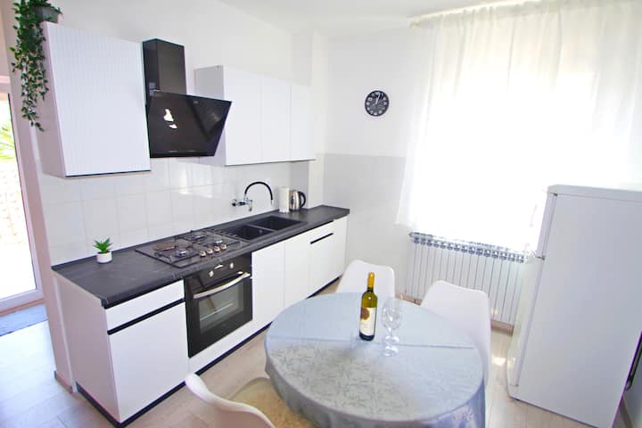 Peaceful  2-bedroom Apartment With Balcony - Pula