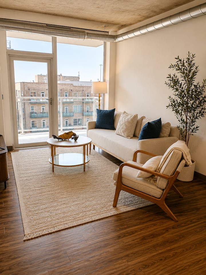 West Loop Retreat | Indoor Pool + Rooftop Lounge - Chicago, IL