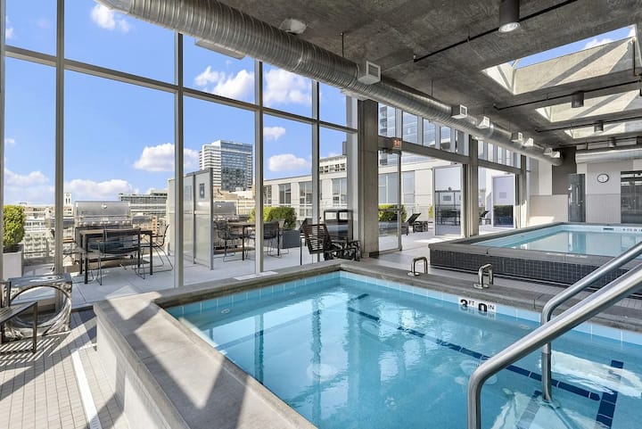 West Loop Escape | Indoor Pool + Rooftop Lounge - Chicago