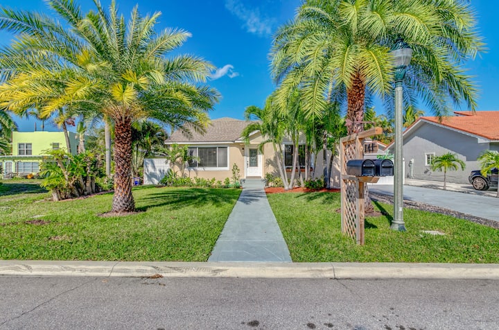 Beautiful 4 Bedroom Plus A 1 Bedroom Guest House - West Palm Beach, FL