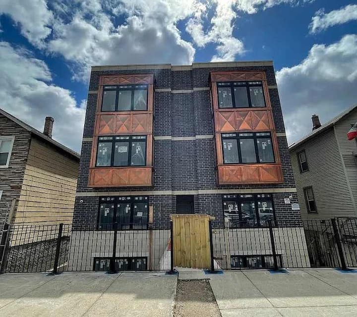 3 Bedroom Unit - Chicago, IL