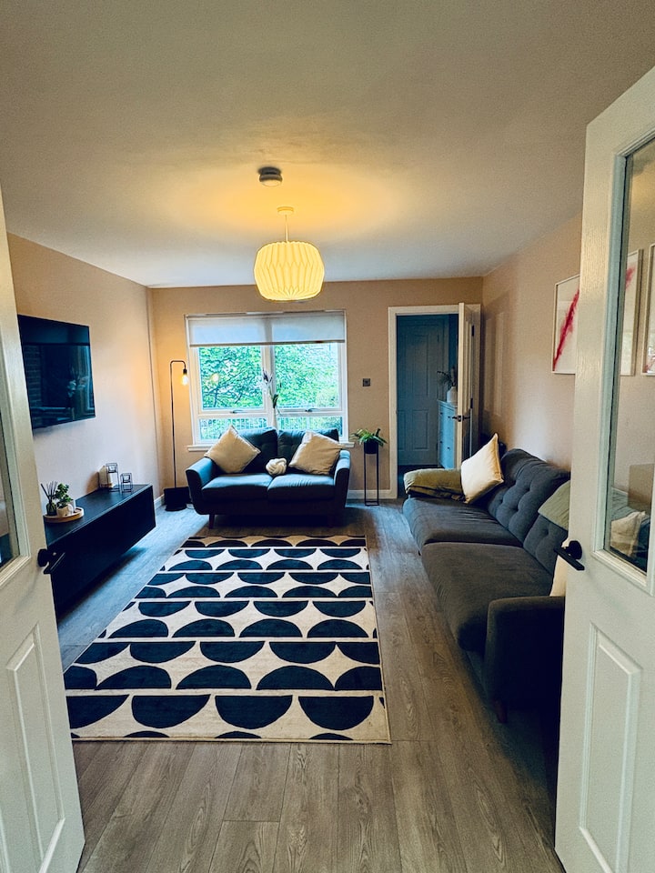 Modern 2 Bedroom House With Balcony, Town Centre! - Falkirk