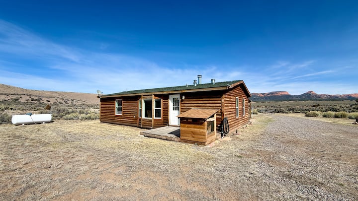 Off-grid 15-acre Canyon Cabin Near Bryce & Zion - Panguitch, UT