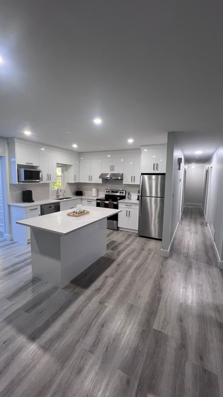 Modern 5br Retreat W/pool |Near Airport| Fast Wifi - Langley