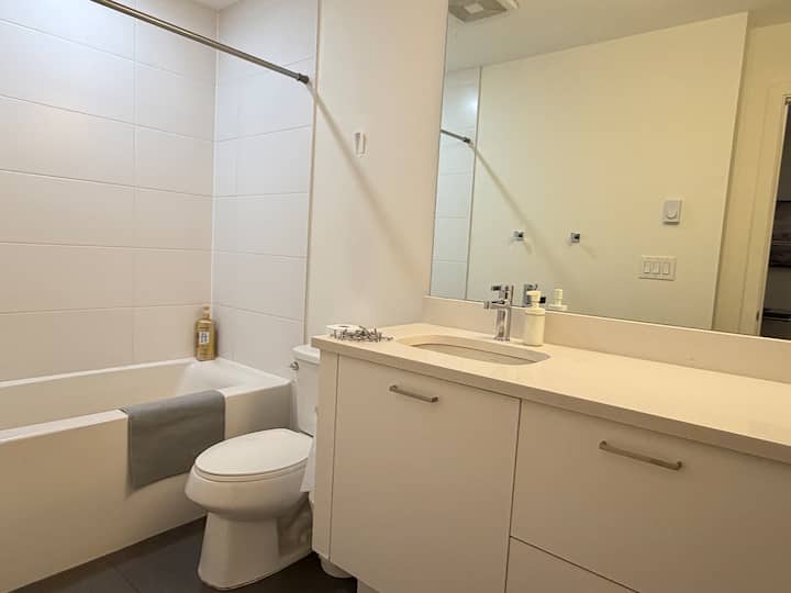 Modern 1br Condo In Langley | Near Mall & Transit - Langley