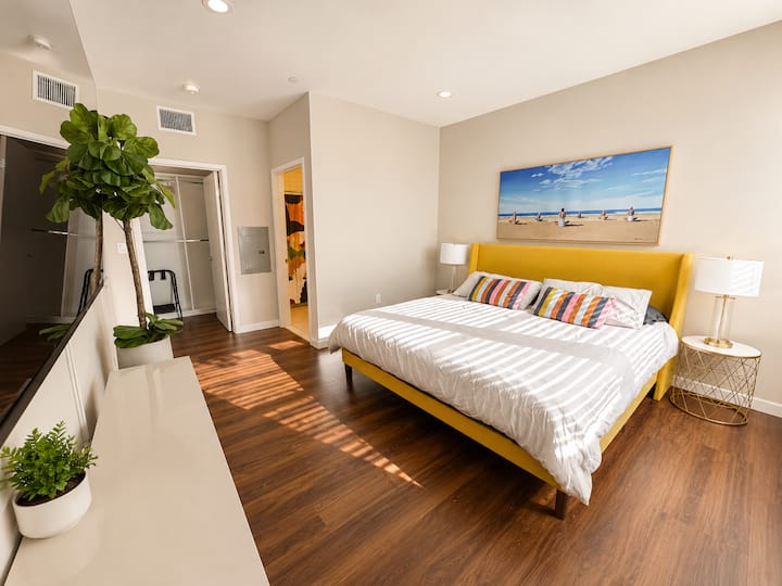 Stylish Venice Beach Getaway Near Ocean - Santa Monica, CA