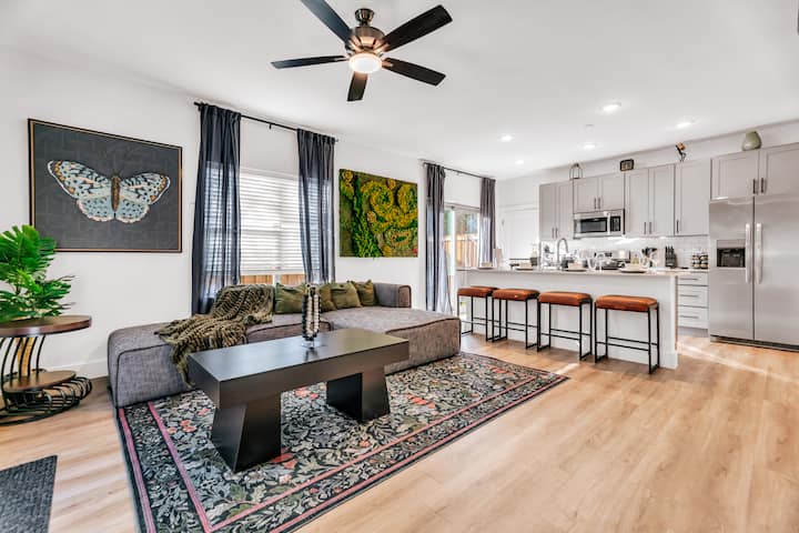 Blackstone Lux | King | Prime Location | Backyard - Dallas, TX