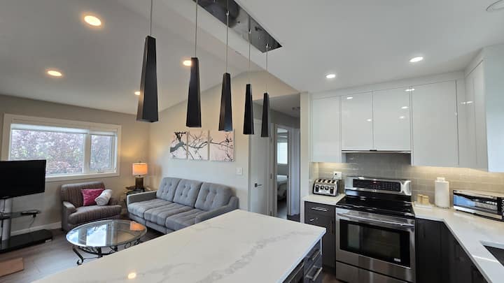 Private Oasis In Calgary | 2br Suite & Balcony - Calgary