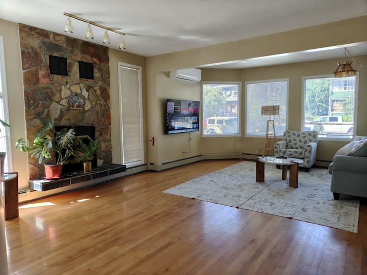 7 Brs Morden House Near 17th Ave Sw/ Free Parking - Calgary