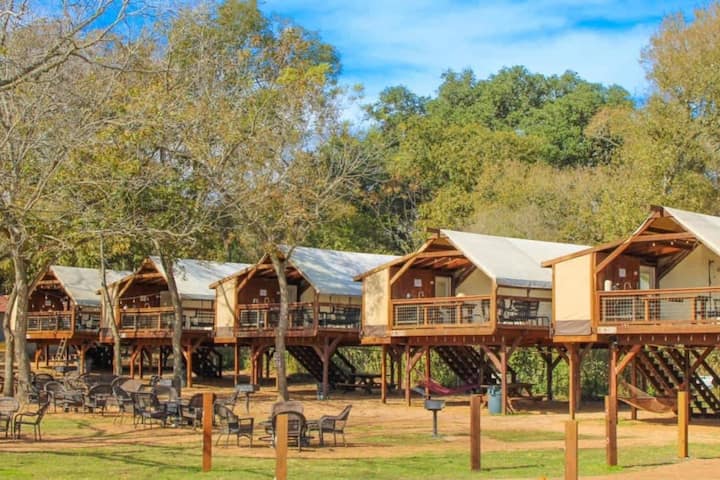 Safari Cabin B Comfort, Fun & Hot Tub Access! - Seguin