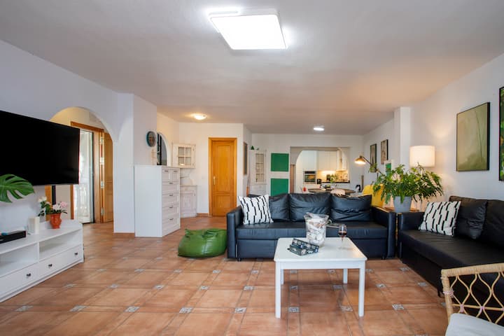 Spacious Family Home - Two Shared Pools - Calahonda