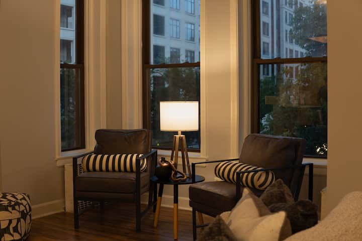 Near Zoo & Beach • Reading Nook + Parking - Chicago, IL