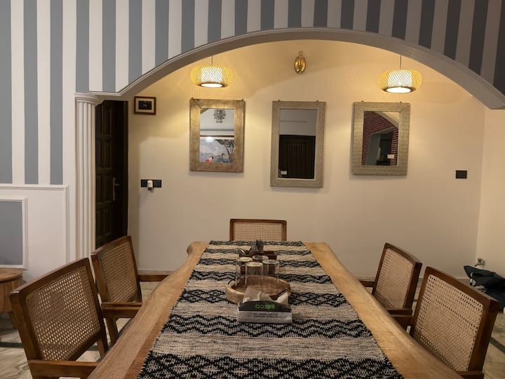 Cedar: Sunny Room W/ Kingbed, 50” Tv | 10 Mins Gk2 - Delhi, India