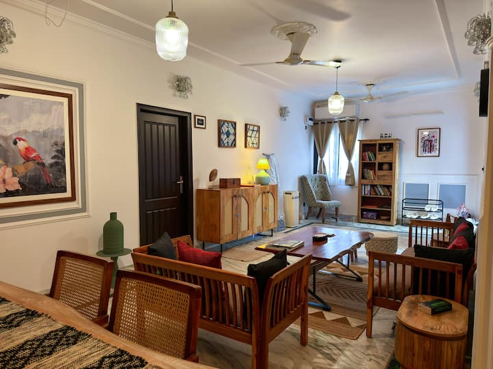Fig: Sunny Room W/ Queenbed, 50” Tv | 10 Mins Gk2 - Delhi, India