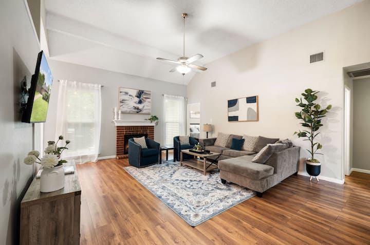 Grand Prairie Gem | 4br Sleeps 9 - Grand Prairie, TX