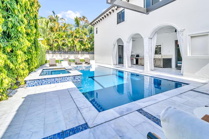 Miami Luxury Mansion Oasis Heated Pool Hot Tub - Hialeah, FL