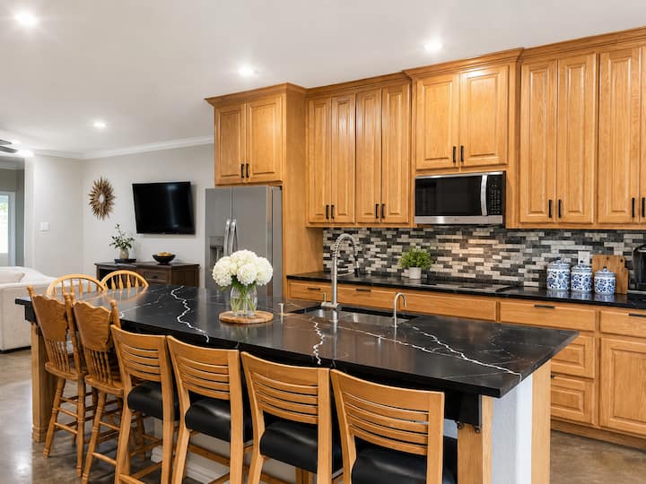 Large Dallas Pool Retreat| 27 Mins To World Cup! - Lancaster, TX