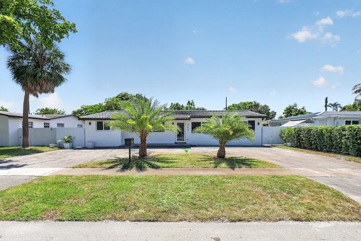 South Florida Stay Near Beaches & Attractions - Pembroke Pines, FL