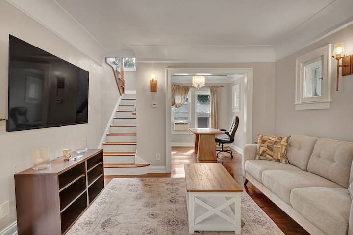 The Edgeworth House | Renovated Royal Oak Retreat - Warren, MI