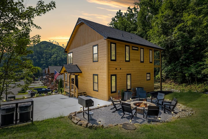 Come Back Cabin | Hot Tub, Games & Fire Pit - Townsend, TN