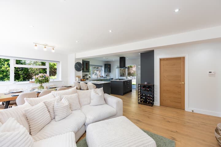 Elegant & Spacious 5 Bedroom 4.5 Bathroom House - 修咸頓