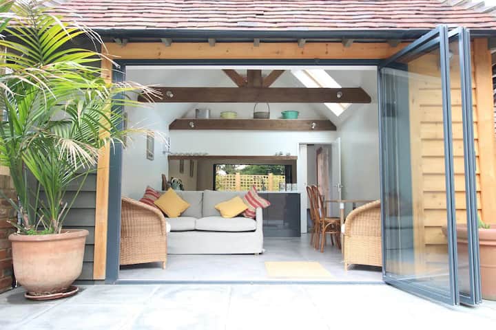 Contemporary Converted Barn Off The Village Green - Kent
