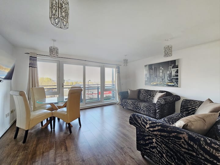 Hawkhill  - 2 Bed, Luxury Apartment With Parking - Edinburgh