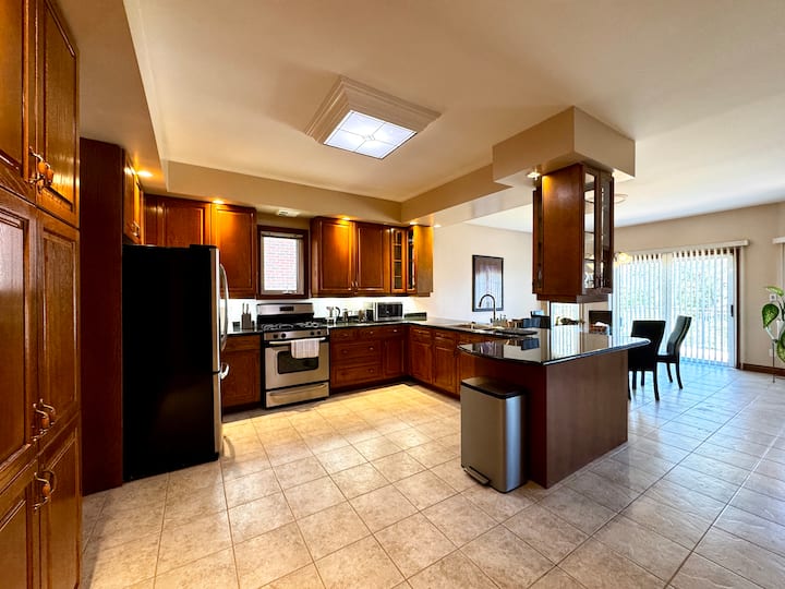 Luxury 3 Bedroom/2.5 Bath/large Home Oakridges - Richmond Hill