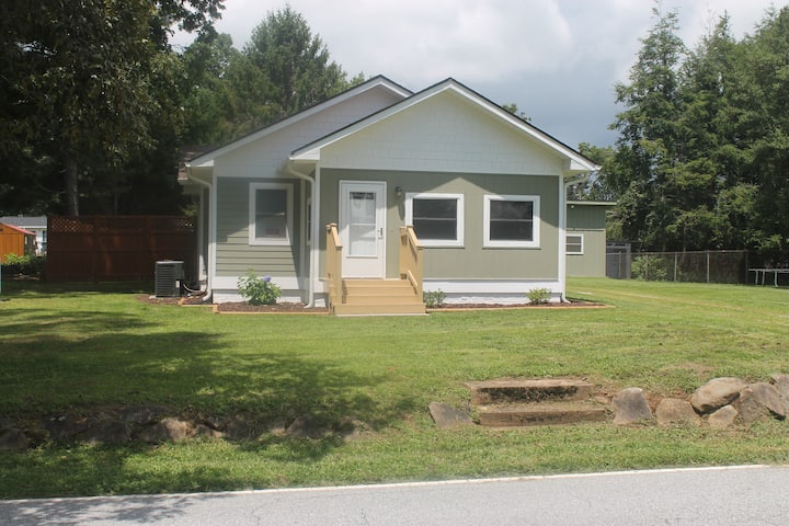 Cozy Mountain Home - Hendersonville, NC