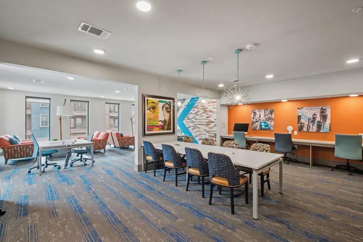 Modern 1br Retreat With Pool Close To Downtown - Allen, TX