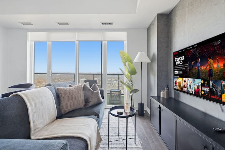 Sleek 2br Condo With Private Patio & Parking - Toronto