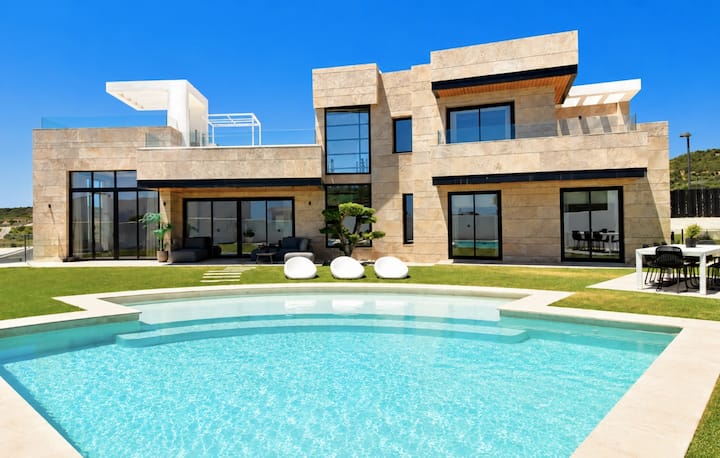 Luxury Modern Villa With Private Pool And Rooftop - Estepona