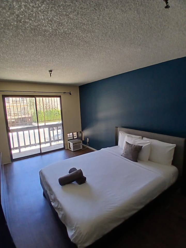 A04clean And Basic Very Cheap Studio Beverly Hills - Beverly Hills, CA