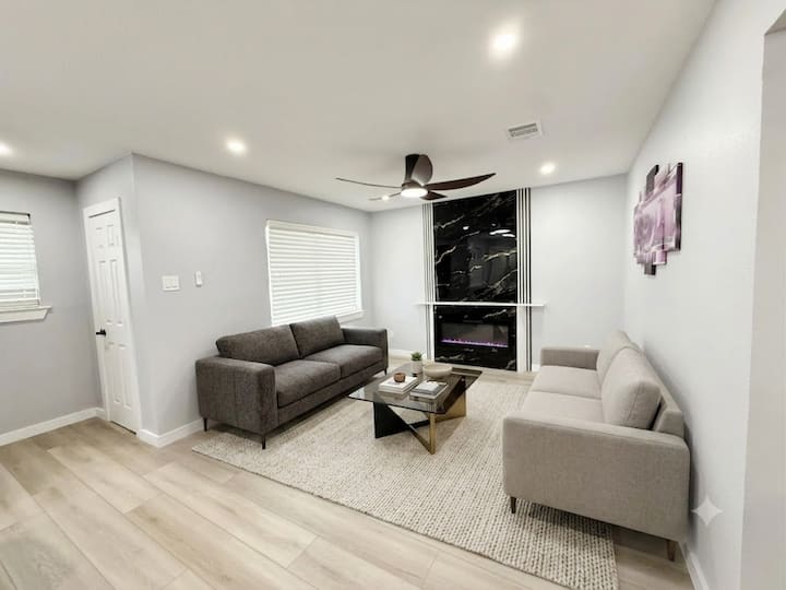 Modern 5br Home W/ Backyard | By Northwest Park - Grapevine, TX