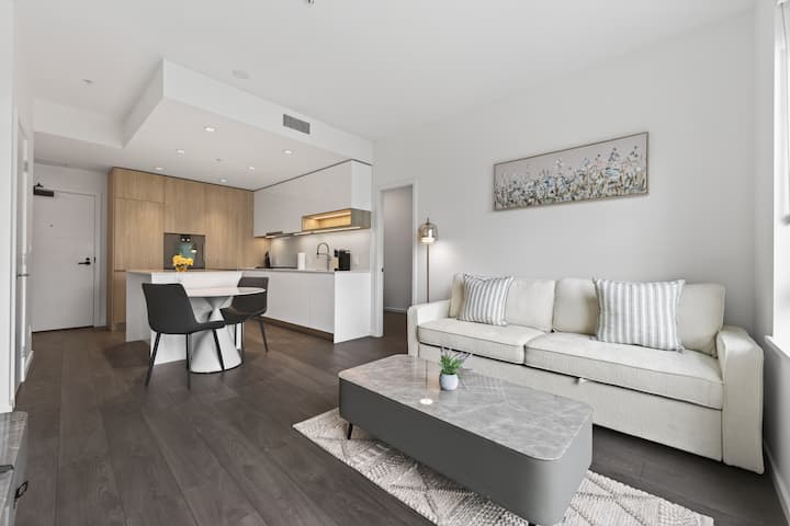 Brand New 1b+1b+1den Condo/bright+free Parking - 列治文