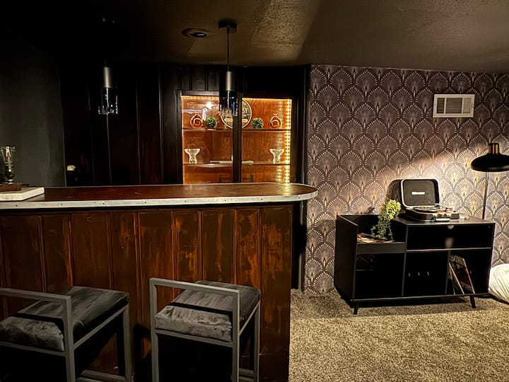 Walk To Wesley Speakeasy Lounge Pet Friendly - Wichita, KS