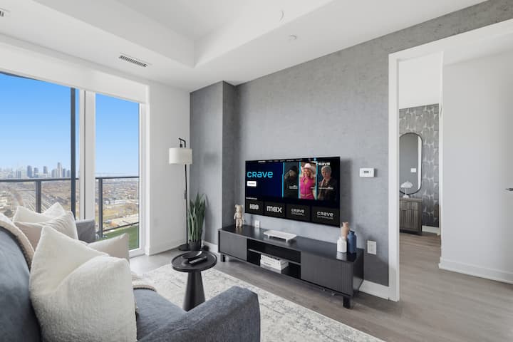 Chic 2br Retreat: Modern Comfort & Prime Location - Toronto, ON