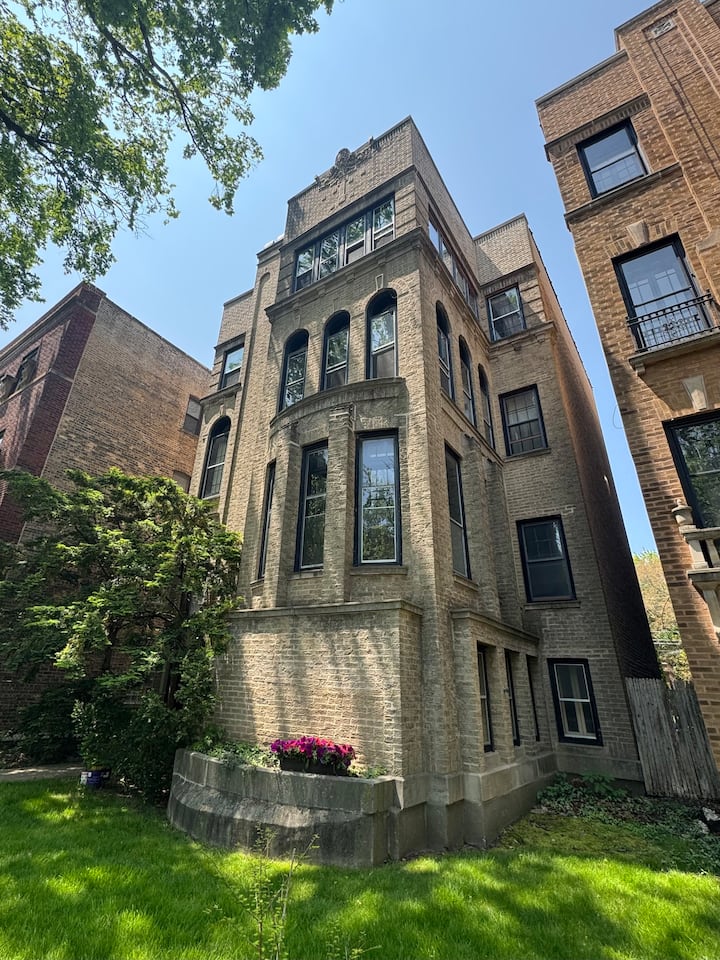Beautiful 3 Bedroom, 1 Block From Lake Michigan - Skokie, IL