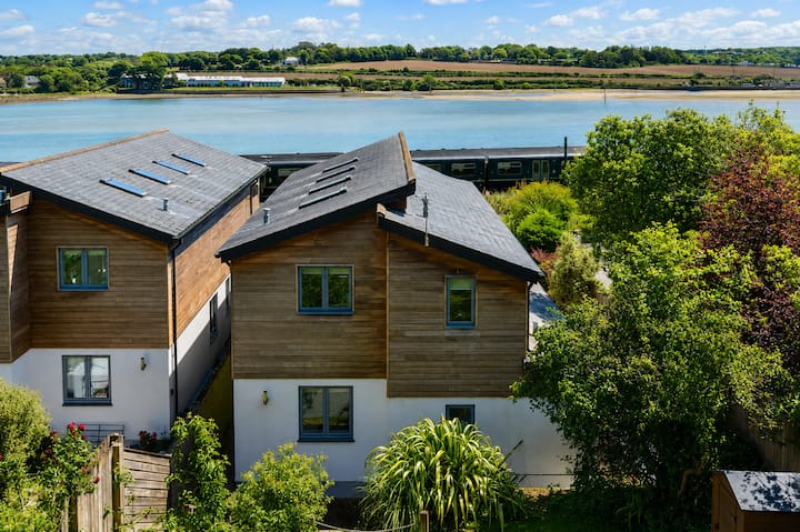 Relax In Your Slice Of Heaven Water Front Property - Hayle