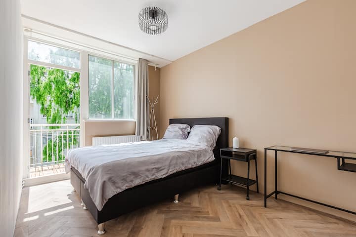 Room With Balcony Near Metro Station - Amsterdam