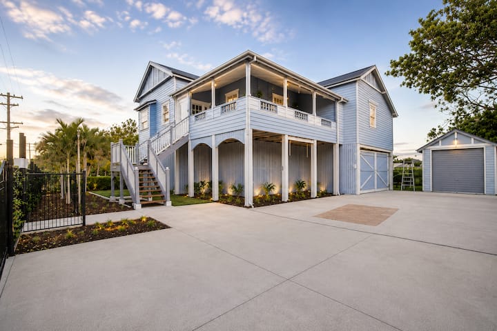 Coastal Queenslander | Large Group & Pet Friendly - Redcliffe