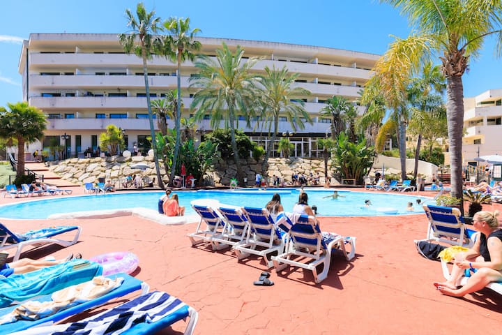 Réveillez-vous Face à La Piscine · Festival Villag - Tarragona, España