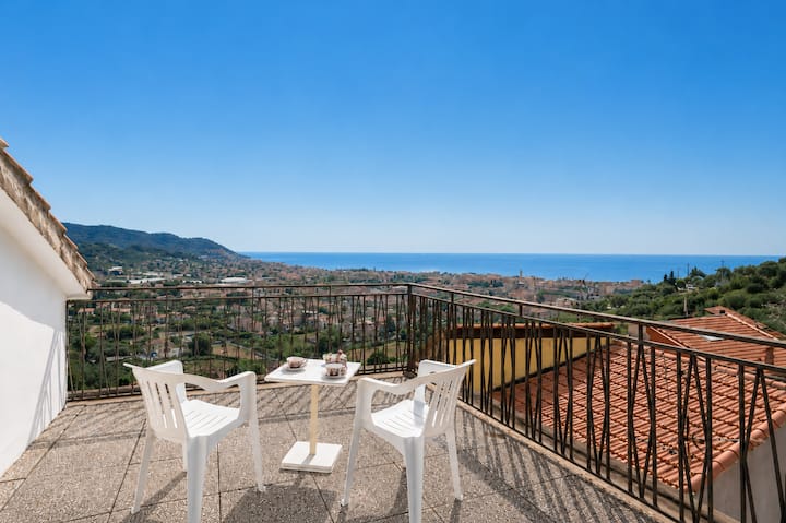 Panoramic Sea Views · Historic 3br Hilltop Home - San Bartolomeo al Mare