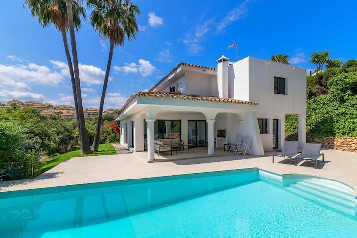 4 Bdrms Charming Villa , Elviria Sea Views! - Costa del Sol