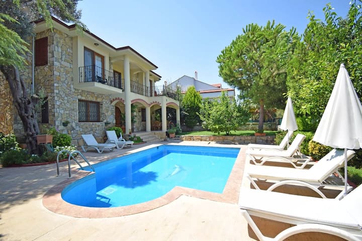 Hisarönü'nde ÇOk Merkezi Müstakil Havuzlu Villa - Hisarönü