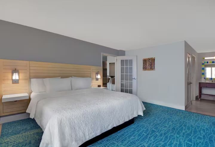 *Jacksonville Beachfront | Pool + Free Breakfast - Jacksonville Beach, FL