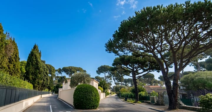 Charmante Maison Au Coeur Du Cap D'antibes - Antibes