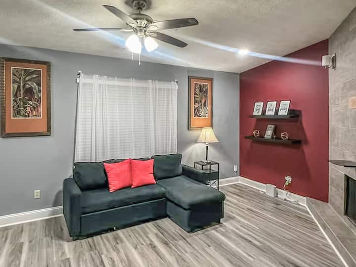 Sweet Spot - Bedroom 3 With Shared Bathroom - Stone Mountain, GA